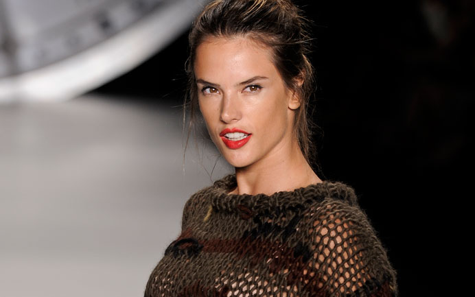 Alessandra Ambrósio quer a família na Bienal - Harper's Bazaar » Moda ...