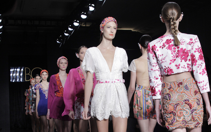 Zoom na passarela do primeiro desfile da Pat Bo - Harper's Bazaar ...