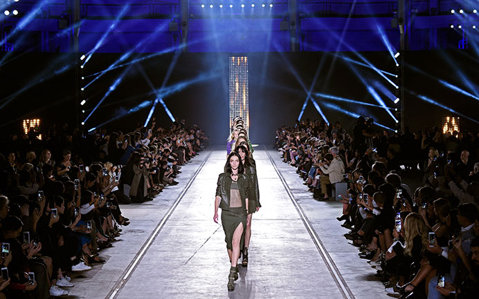 O verão feminista da Versace - Harper's Bazaar » Moda, beleza e estilo ...