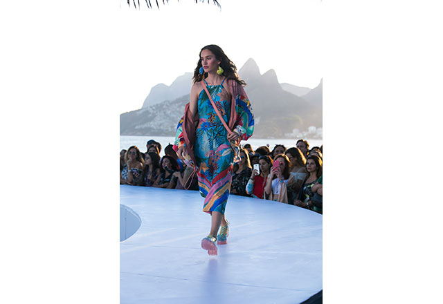 Farm comemora 20 anos com desfile no Rio de Janeiro - Harper's Bazaar ...